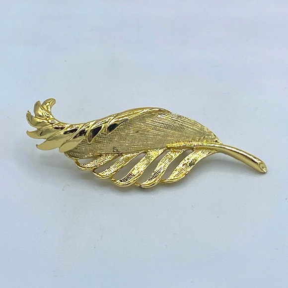 GERRY’S | Jewelry | Vintage Gerrys Gold Tone Textured Leaf Brooch 2 2 Long By 1 Wide | Poshmark